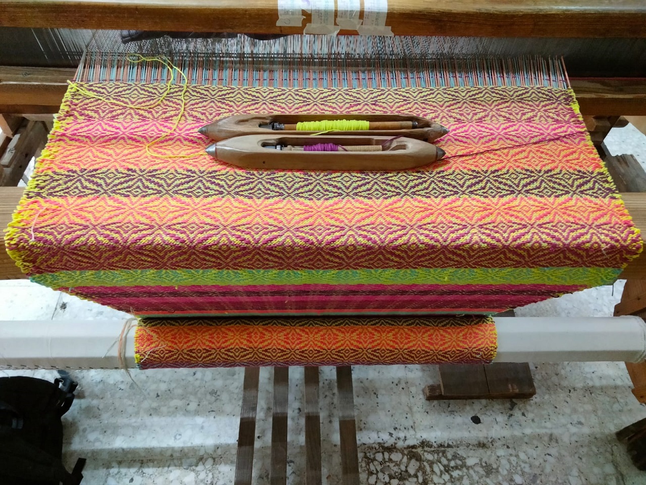 Más de un centenar de textiles reúne la exposición Urdimbre y trama ...