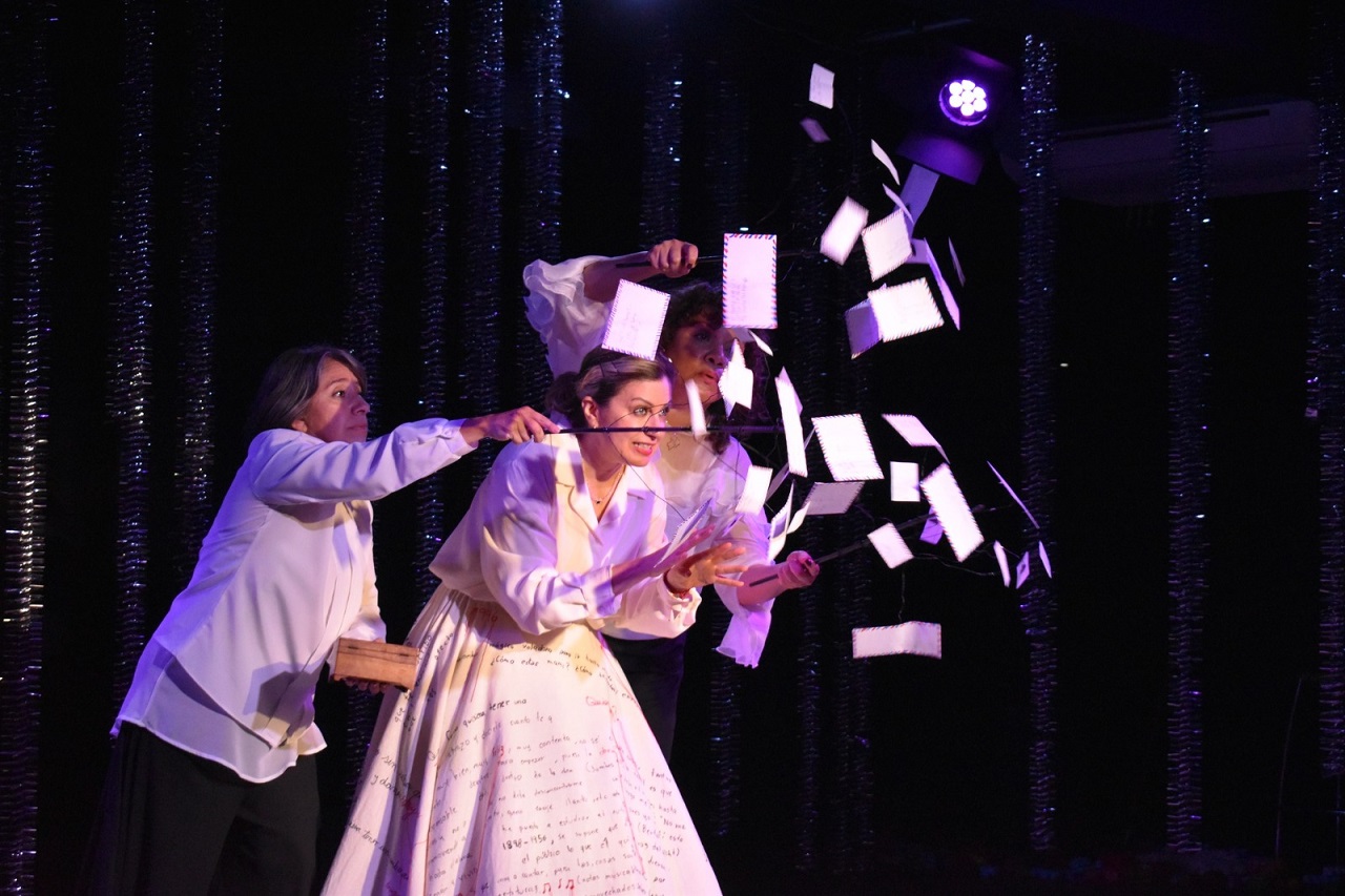 Regresa a la Sala CCB la puesta en escena Fotografía de tres muchachas ...